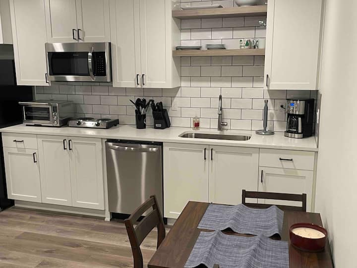 Like New Beautiful 1 Bedroom. - Portland, OR