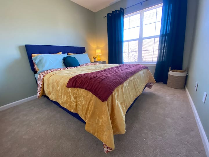 Cozy Space Fit For The Gods - Colorado Springs, CO