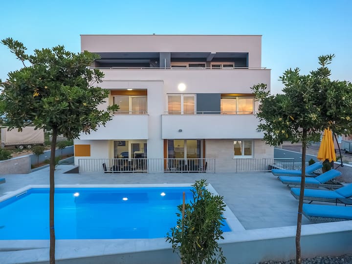 Casia Deluxe Apartments For 8 With Pool - Karlobag