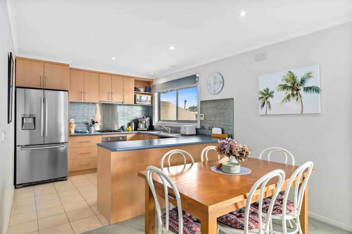 Peacehaven- Walk To Beach, Shops. Parking, Aircon - Leopold