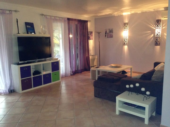 Chambre-petit Déj-clim-sdd-piscine-terrasses - Draguignan