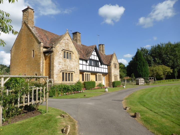 Bedrooms With Sitting Room + Kitchen: Sleeps 4 - Sherborne