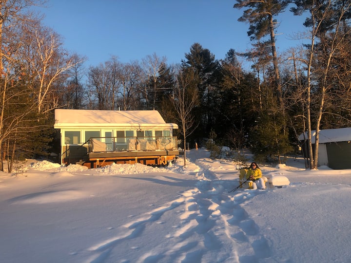 Muskoka Winter Cozy Cottage  Lake Front 3bed - Huntsville