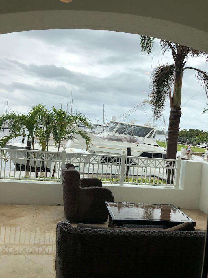 Luxurious Apartment Close To The Beach & Downtown - Boynton Beach, FL