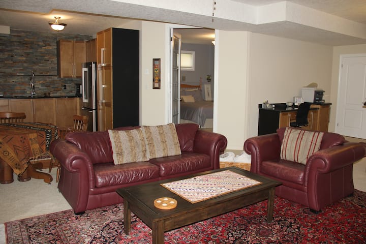 Large, Bright, Private, Country Feel Near Downtown - Guelph