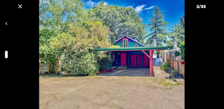 Tropical Creekside 3 Br Bungalow Style Home - Roseburg, OR