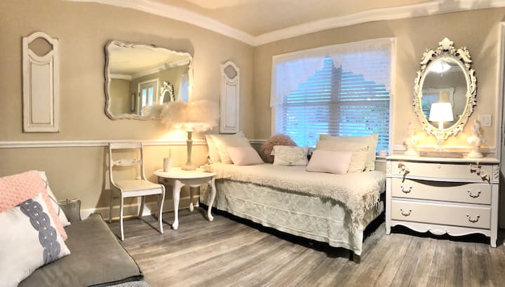 Serene French Country  Cottage Near Everything - Dunedin, FL
