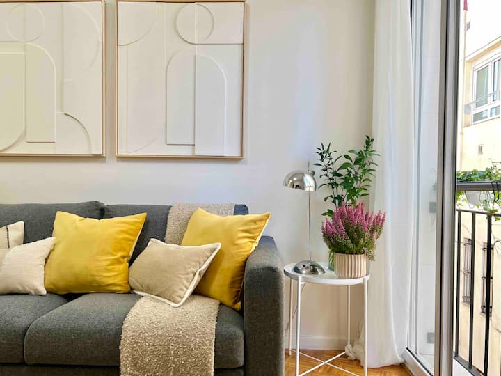 Coqueto Y Céntrico Apartamento Con Garaje Gratis. - Oviedo