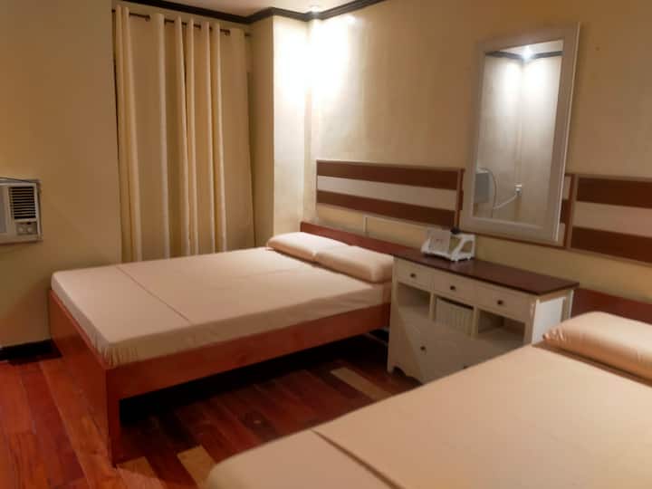 2 Storey House/3queenbeds/2aircon Bedrooms/2crs - Compostela