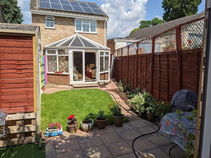 Detached House With Garden Lodge - Hertfordshire