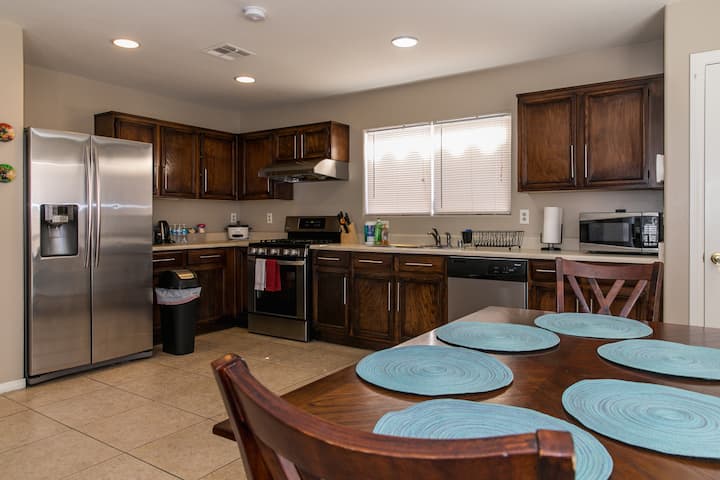 3 Bedroom House/sleep 6/free Parking - Las Vegas, NV