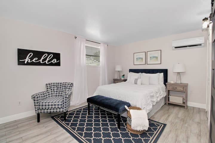 Seminole Heights Flamingo's Studio - Tampa, FL