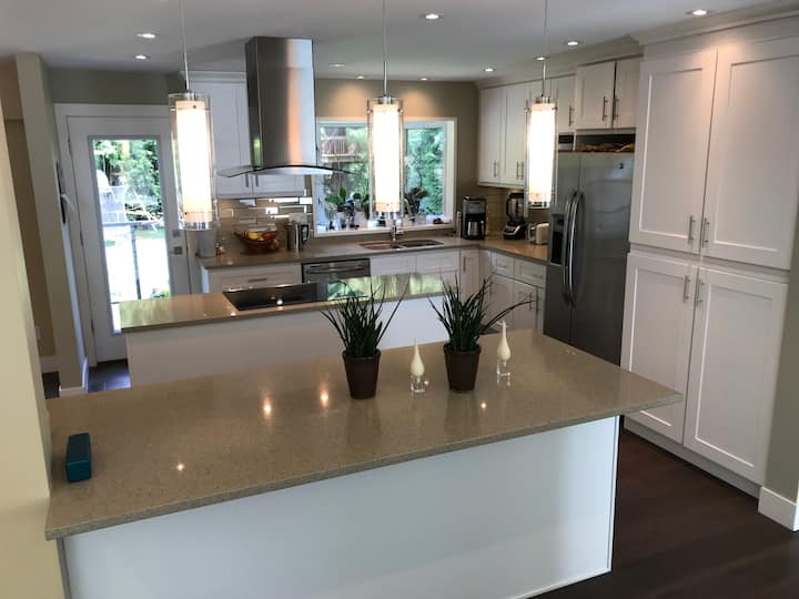 Open Concept Modern Home Surrounded By Nature - ノースバンクーバー