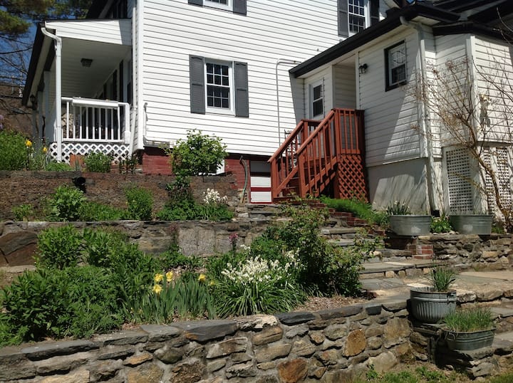 Charming Guest Cottage - Sleepy Hollow, NY