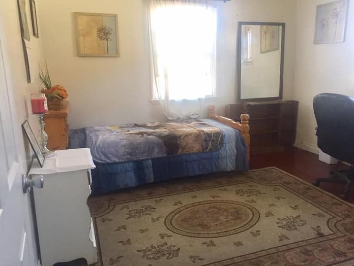 1 Room; Bed, Bathroom, Safe Area & Near The Beach - Oxnard, CA