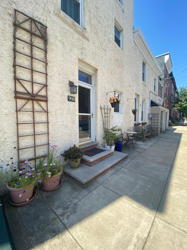 Modern 1 Br Retreat W/garage Central To Downtown - Philadelphia, PA