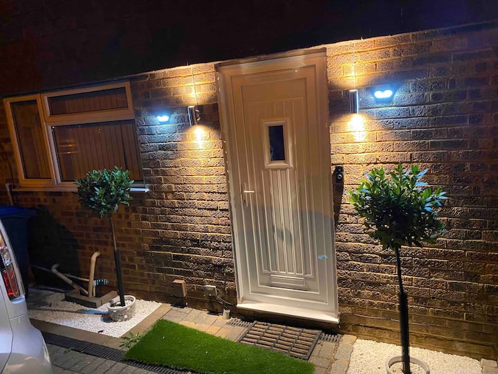 Chessington Green 3 Bedroom House | Free Parking. - Epsom