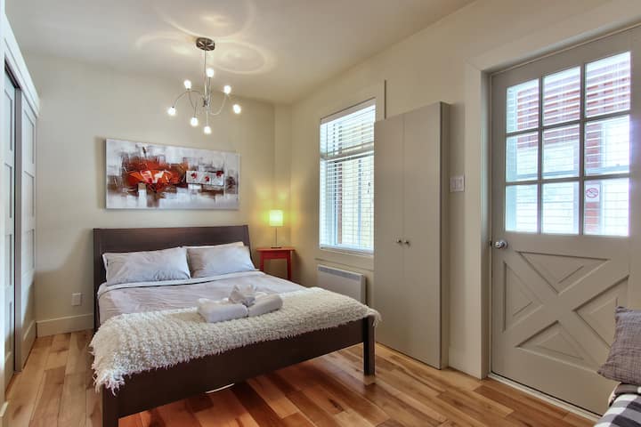 Le Colonial Dans Le Plateau - Work-desk + 4k-tv - Laval