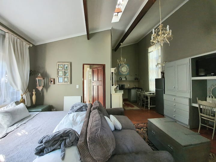 Studio Apartment In Waterkloof Ridge - Pretoria