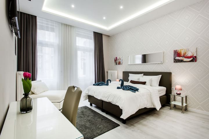 Vaci Street Bright 3br+3 Hydromassage Shower W/ac - Budapest