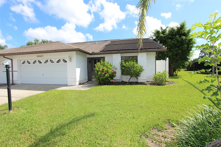 Villa Agnes, Modern Pool Home With All Comforts - Lehigh Acres, FL