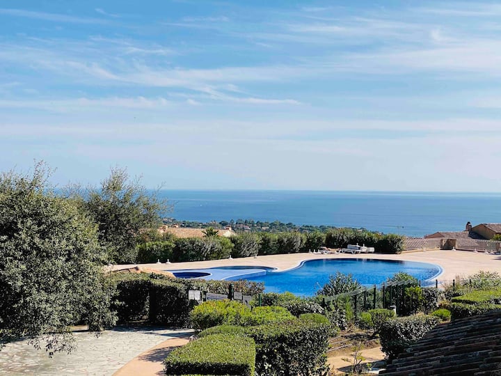 Beau 2 Pièces, Magnifique Vue Mer Et Piscine - Sainte-Maxime