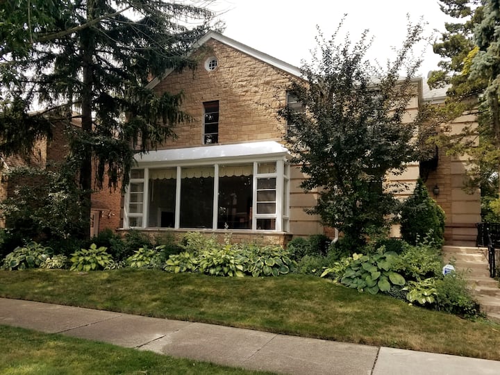Huge Bright Corner Home On Chicago's North Side - Chicago, IL