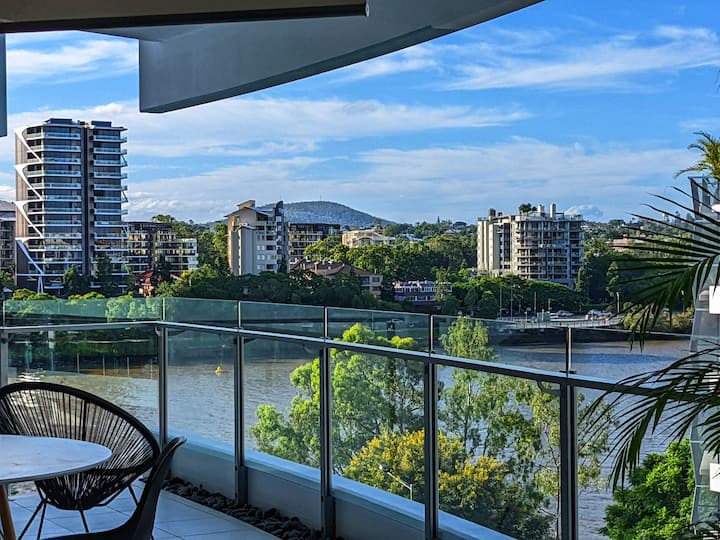 Luxe West End Riverfront With Pools, Parking - Brisbane
