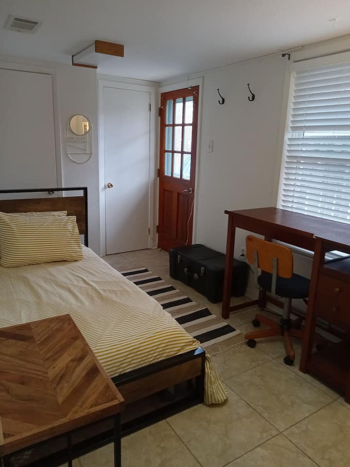 Private Single Room, Cute Outdoor Space With Pool - Baton Rouge, LA