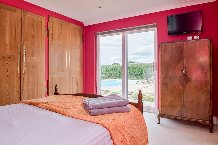 Artist's Hawkhurst Home With Heated Pool & Sauna - Sissinghurst