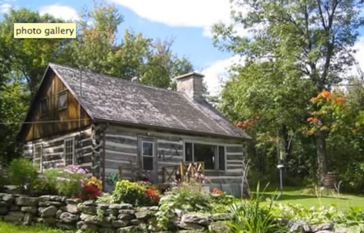 Charming Log Cabin On 150 Acres 50km From Montreal - Quebec