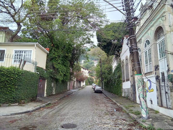 Linda, Apaixonante E Bucólica Rua Laurinda - Rio de Janeiro
