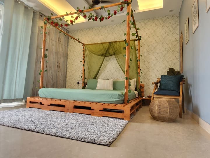 Sage Green Room #Hudametro #Balcony #Smarttv - Gurugram