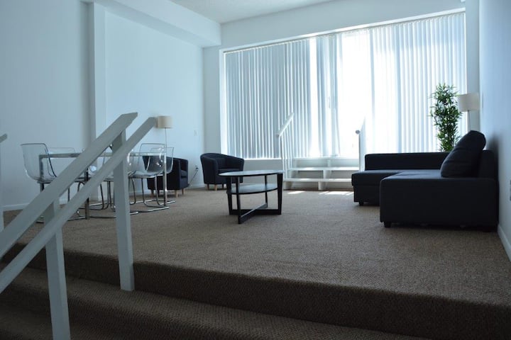 Beautiful Duplex Ocean View Balcony And Beach Exit - Miami Beach, FL