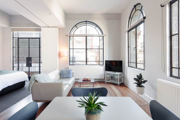 Look Out Over The Cbd From A Boutique Flat - Melbourne