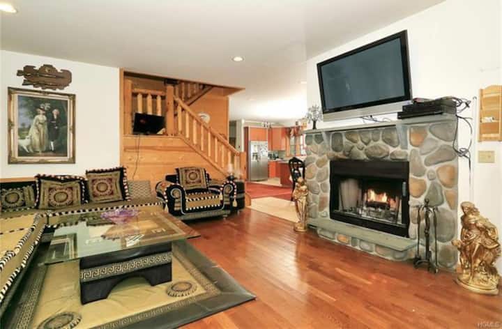 Gorgeous House In The Heart Of Bethel Woods - Bethel, NY