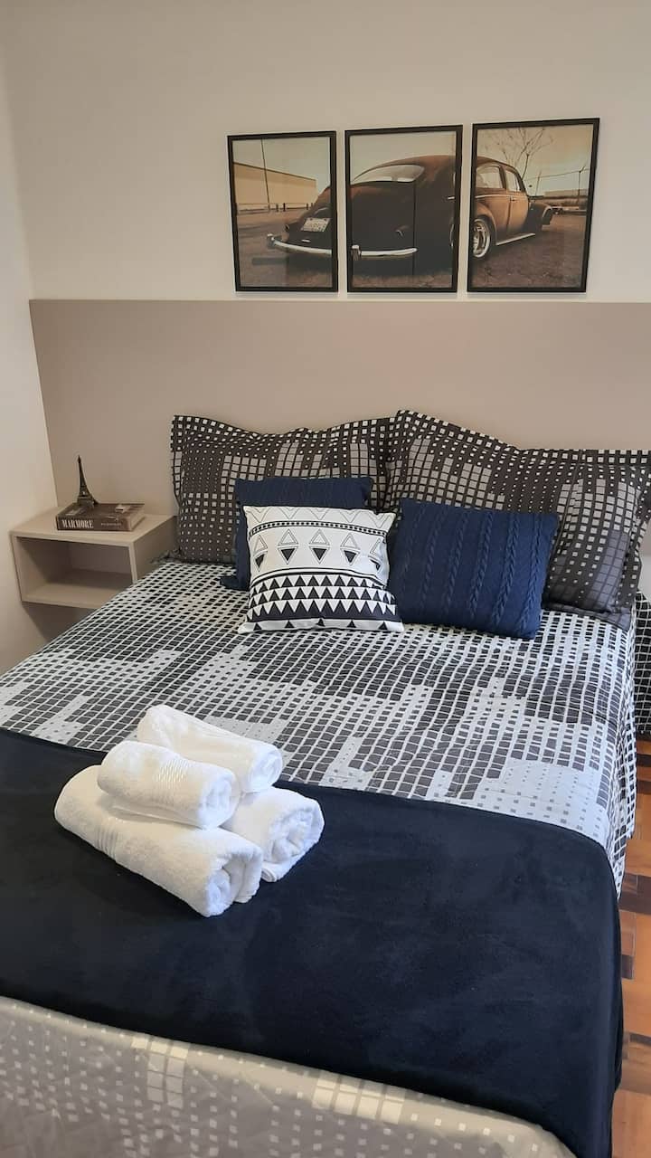 Quarto Amplo Em Apartamento Espaçoso, Cidade Baixa - Porto Alegre