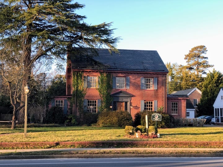 Amazing Colonial Home A Heart Beat From Colonial Williamsburg & William & Mary - Williamsburg, VA