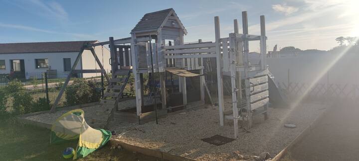 Maison Familiale Avec Jardin Et Espace Pour Enfant - Rochefort, France