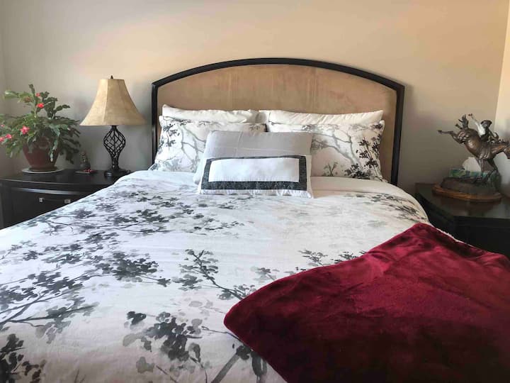 1 Bedroom With Queen Size Bed, Very Clean & Cozy - Grande Prairie
