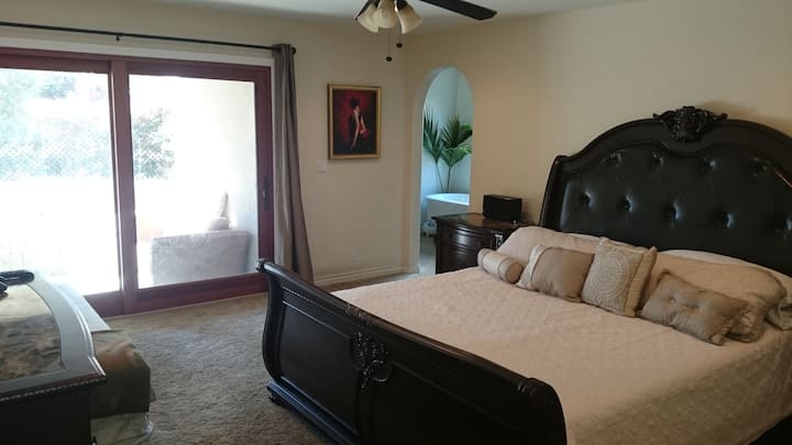 Luxury Master Suite - Beautiful Quiet Neighborhood - Long Beach, CA