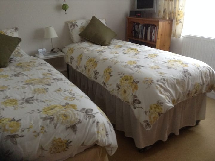 Cosy Bedrooms In Pretty Village - Corby