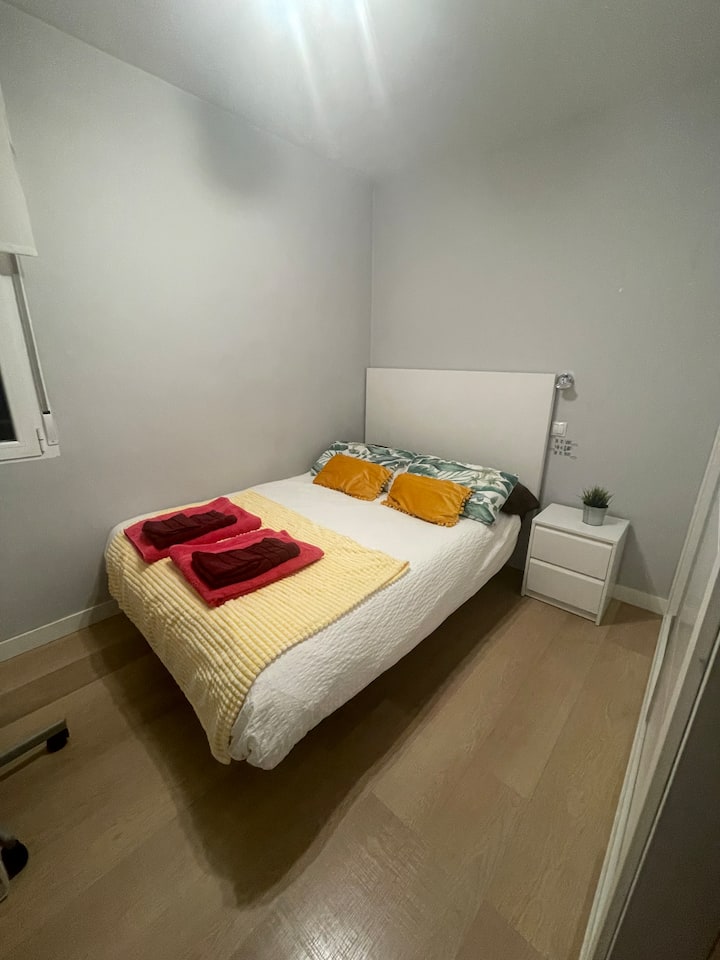 Habitación Con Cama Doble Cerca Del Centro - Madrid