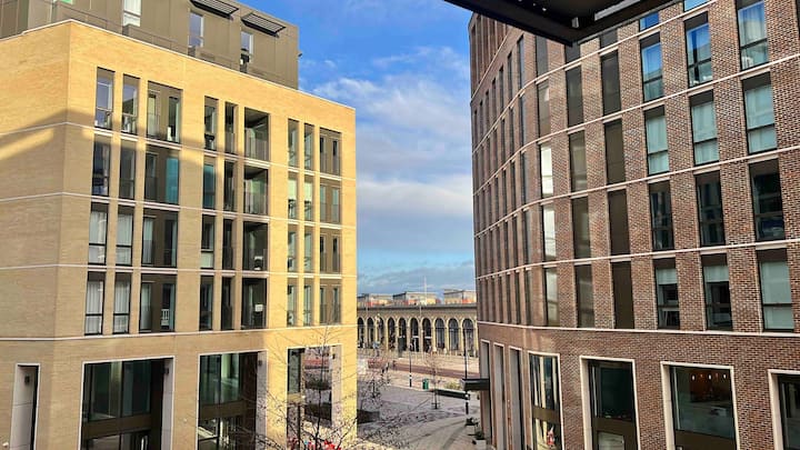 Modern Flat Overseeing The Train Station - Cambrige (UK)