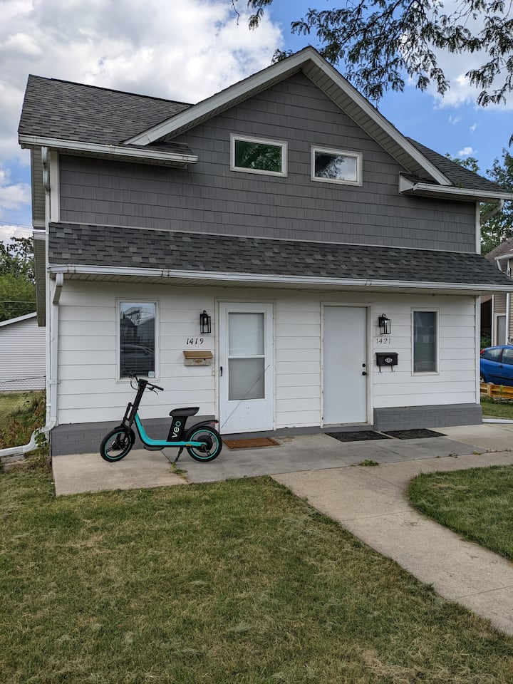 The Bohemian Burrow (Entire Duplex, Both Units) - Cedar Rapids, IA