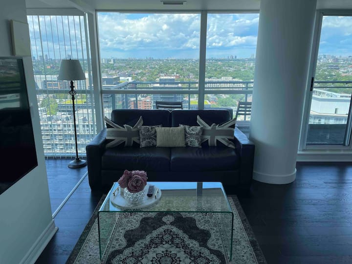 Minimalist Oasis (W/ Parking & Flex Check-in/out) - Toronto