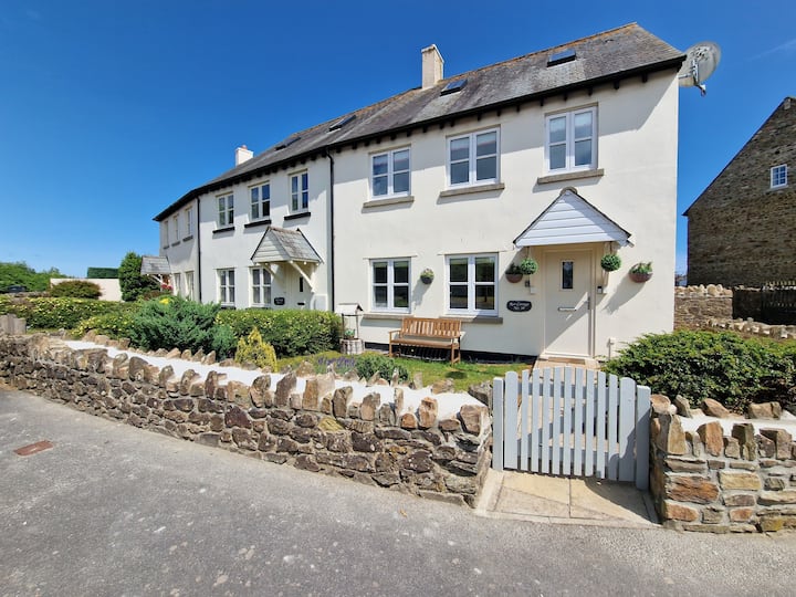 Modern 4 Bed Home, Sea Views & 2 Parking Spaces. - Devon