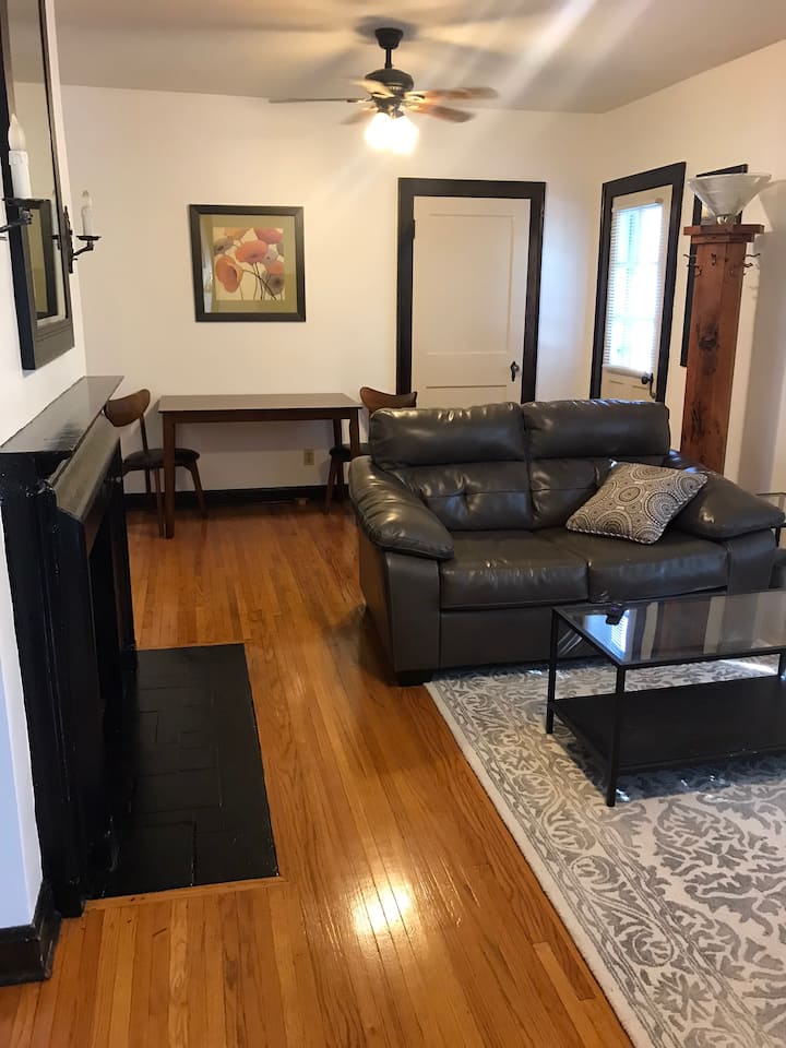 Cozy 1 Bedroom Upstairs Duplex Unit - Lincoln, NE