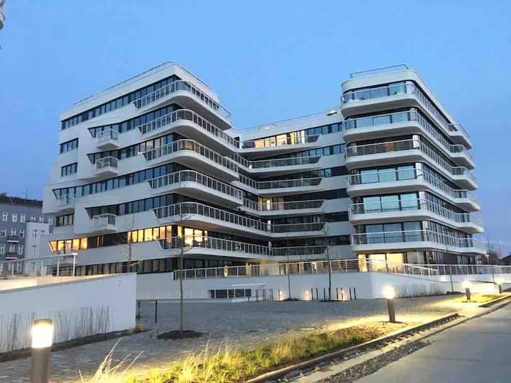 Waterfront, Berlin Wall, Molecular Man, +Parking - Berlin