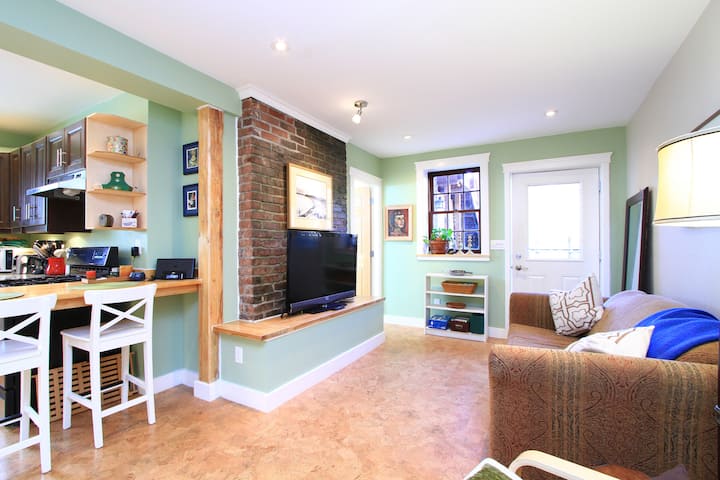 2 Bedroom Garden Flat - Main Street - Vancouver